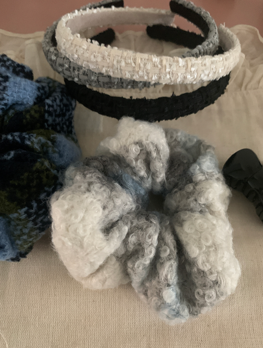 [moat] Poodle Check Scrunchy – Ohue